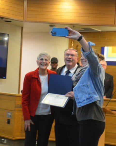 Lynnwood council welcomes new members, OKs health care contract for ...