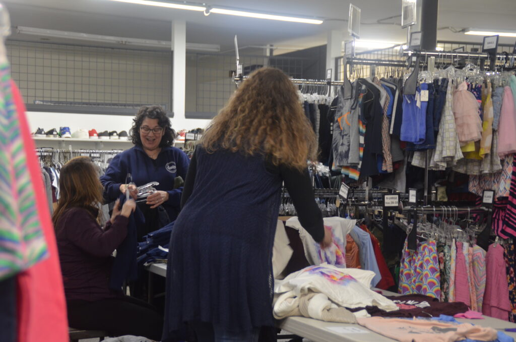 Clothes for Kids volunteers sort donations for those in need - Lynnwood ...