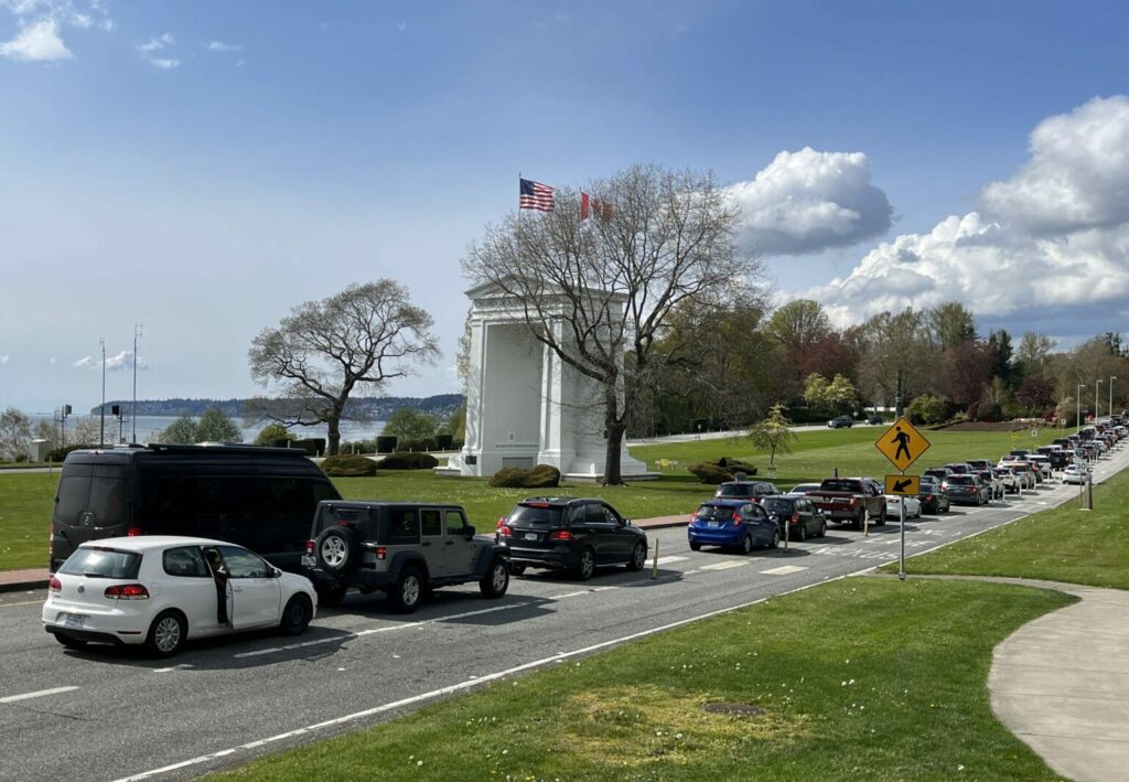 Peace-arch-canadian-border-traffic-jam-1536x1064 - Lynnwood Today