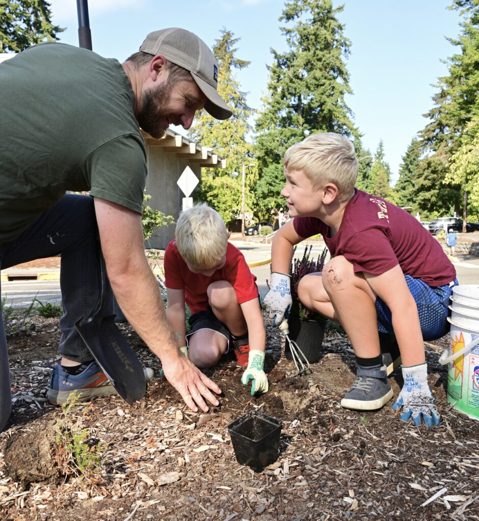 Scene in Mountlake Terrace: Volunteers pitch in for fall cleanup Day of ...