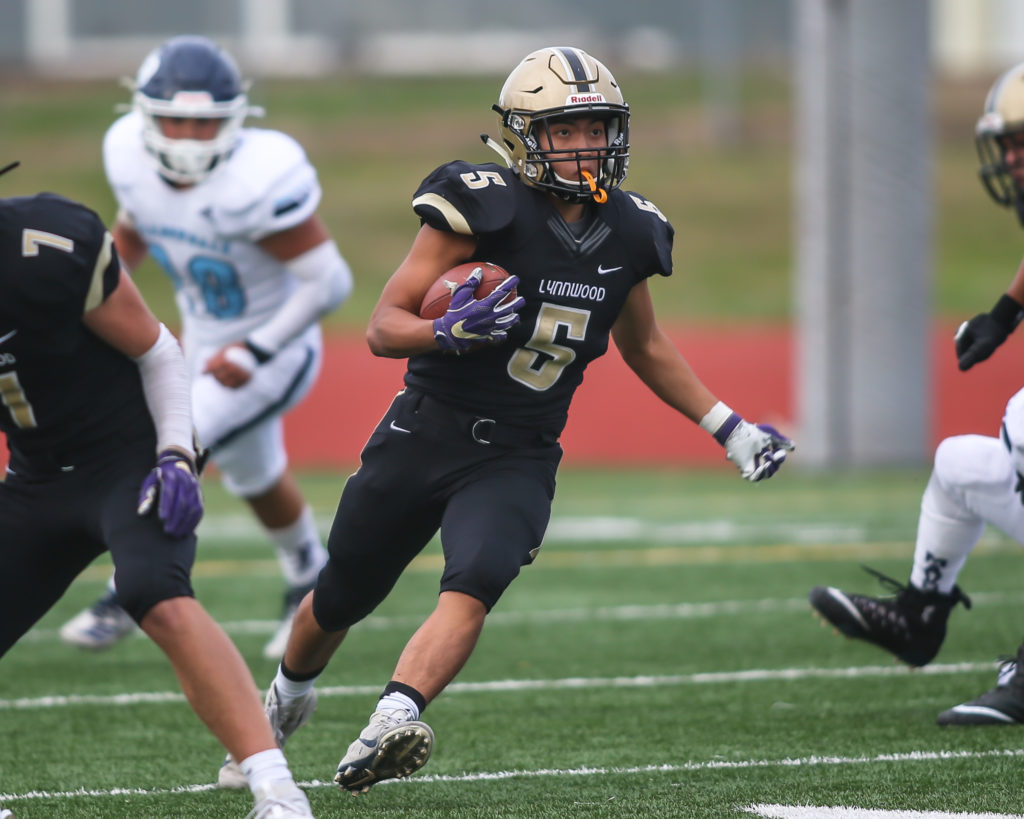 Daniel-Tran-looks-up-field-while-returning-a-kick - My Edmonds News