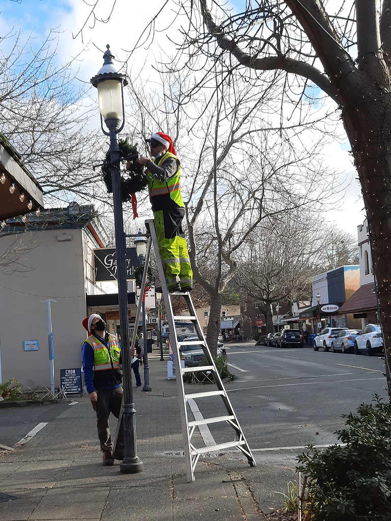 Scene in Edmonds: Santa's elves at work - My Edmonds News