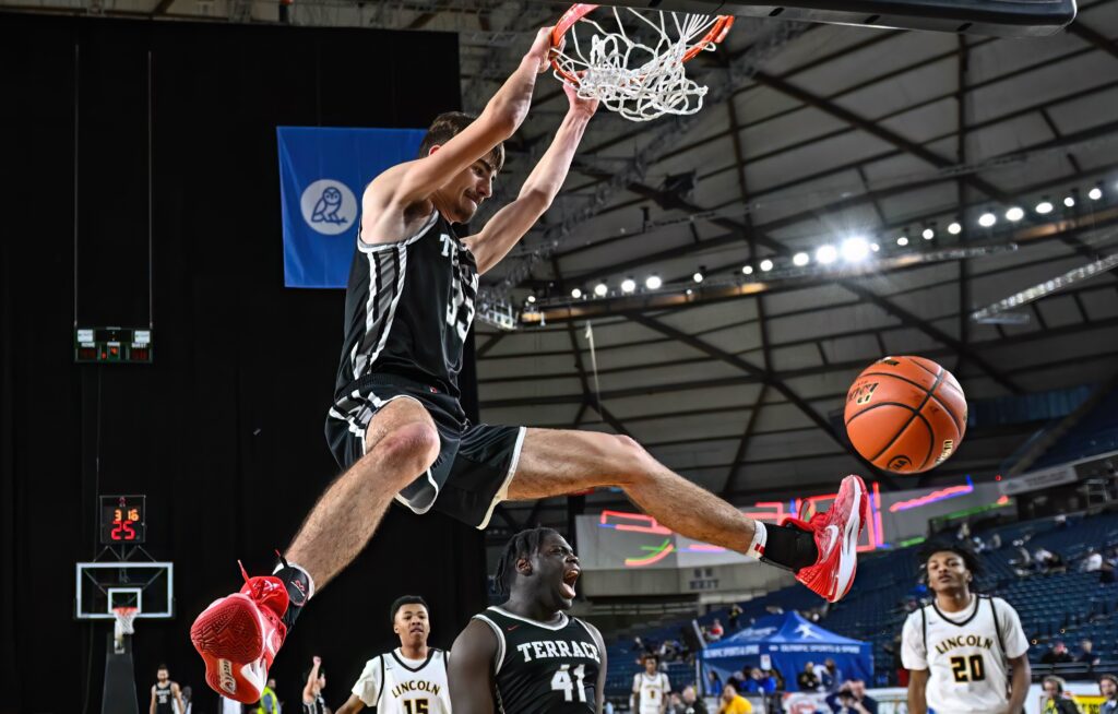 Prep boys basketball: Mountlake Terrace holds off Lincoln, earns state ...