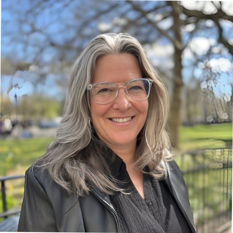 Laurie Headshot - My Edmonds News