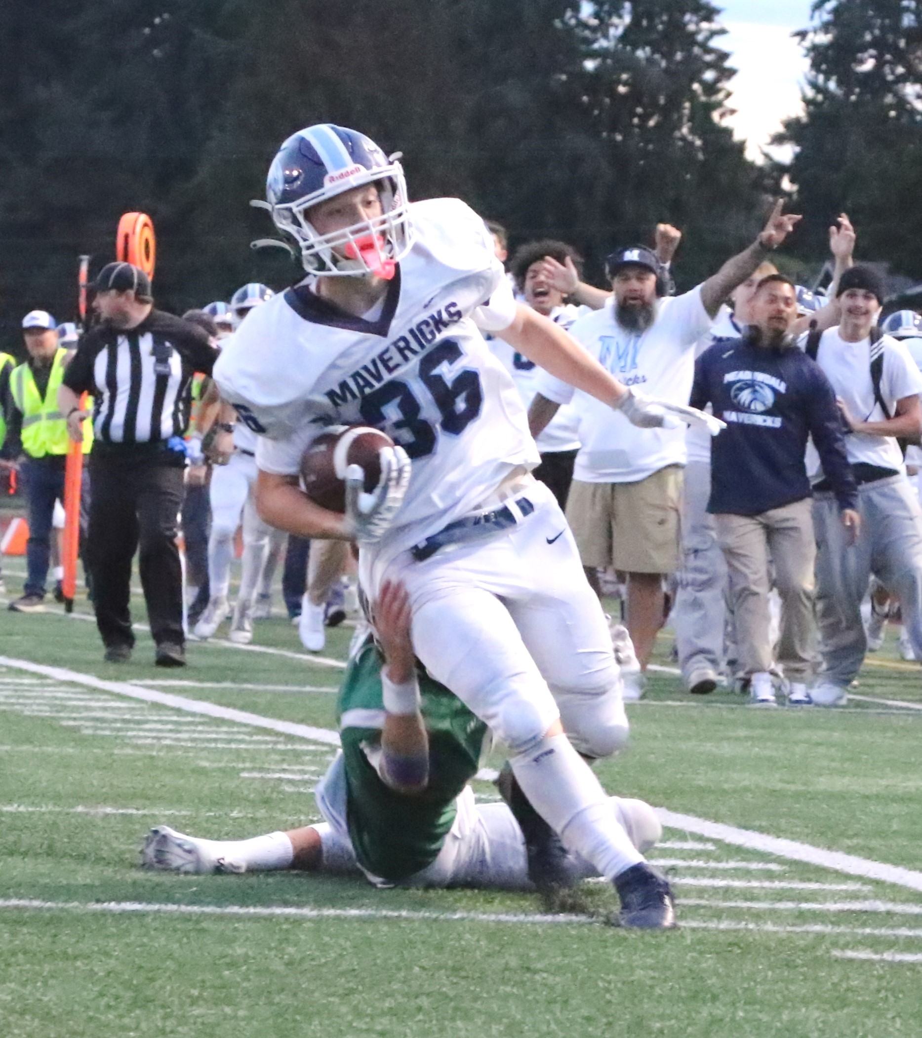 Prep football: End-of-game TD gives Mavs win over Warriors in annual ...